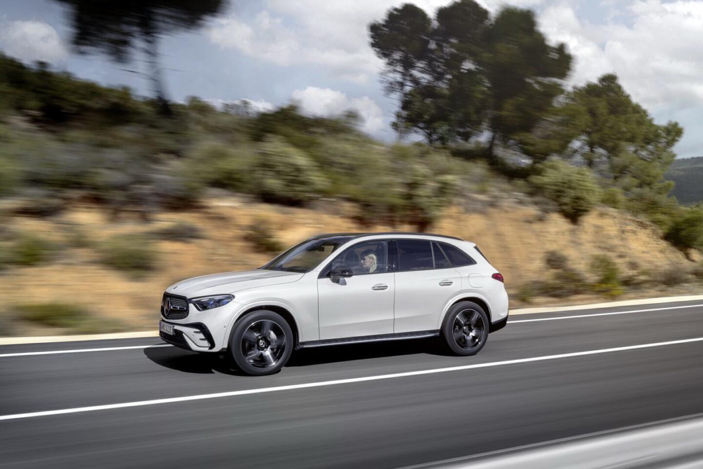 Mercedes-Benz GLC uudistui – tarjolla on mietoja ja pistokehybridejä ...